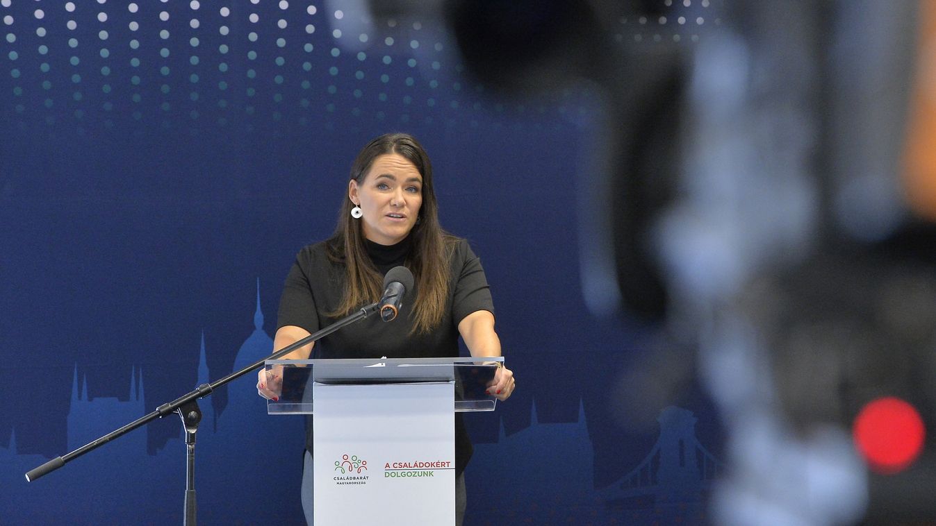 Novák Katalin: egyre több diák kaphatja ingyen a tankönyveket (videó)