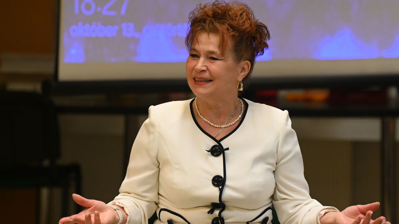 Pamela Ewing magyar hangja Kaposváron népszerűsítette a verseket