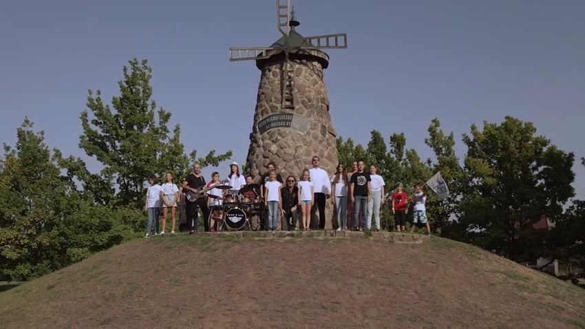 SONLINE - A haza- és Szarvas település szeretete táplálta Kiss Ákos ...