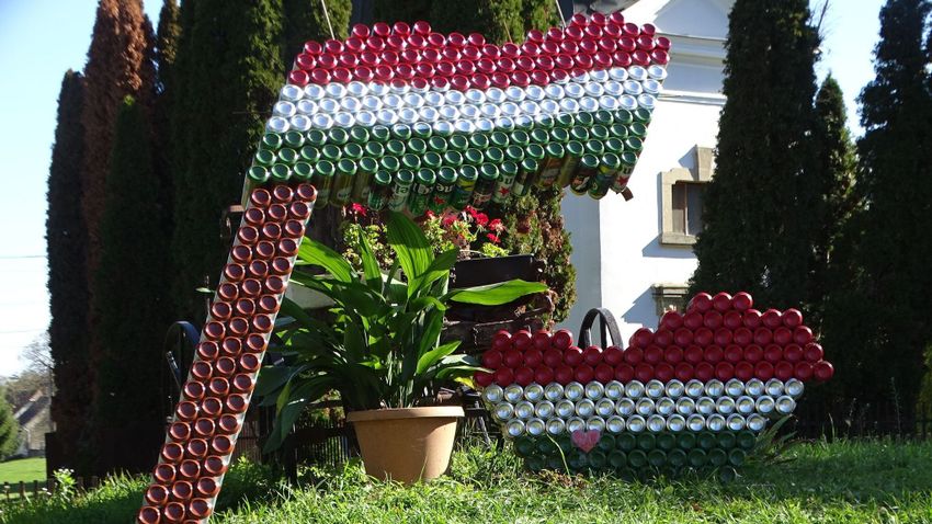 SONLINE - Trikolor zászló sörös dobozokból