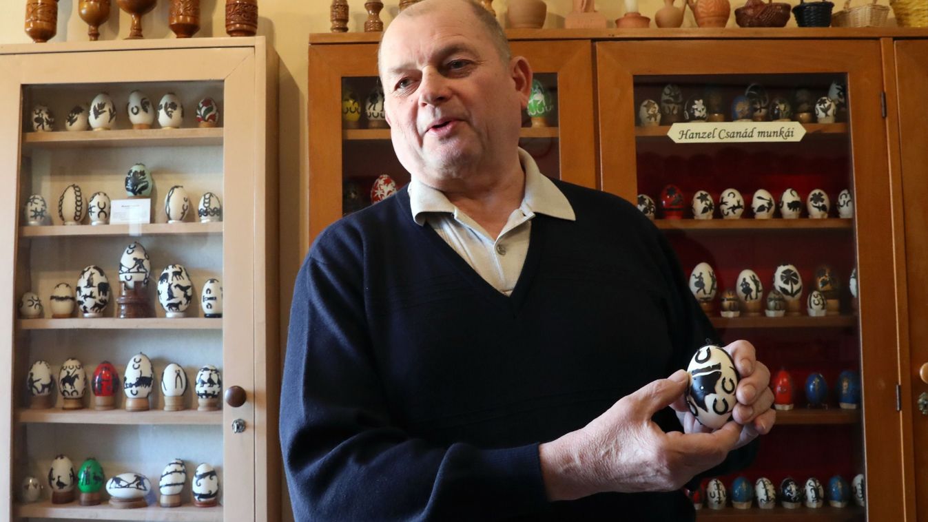 Gombostűméretű szegek tartják a tojáson a patkót