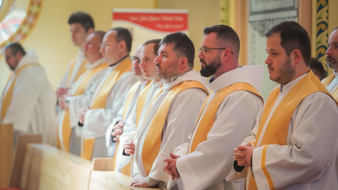 Kevés a fiatal pap, az ima sem volt elég, így bevonják a híveket a ...