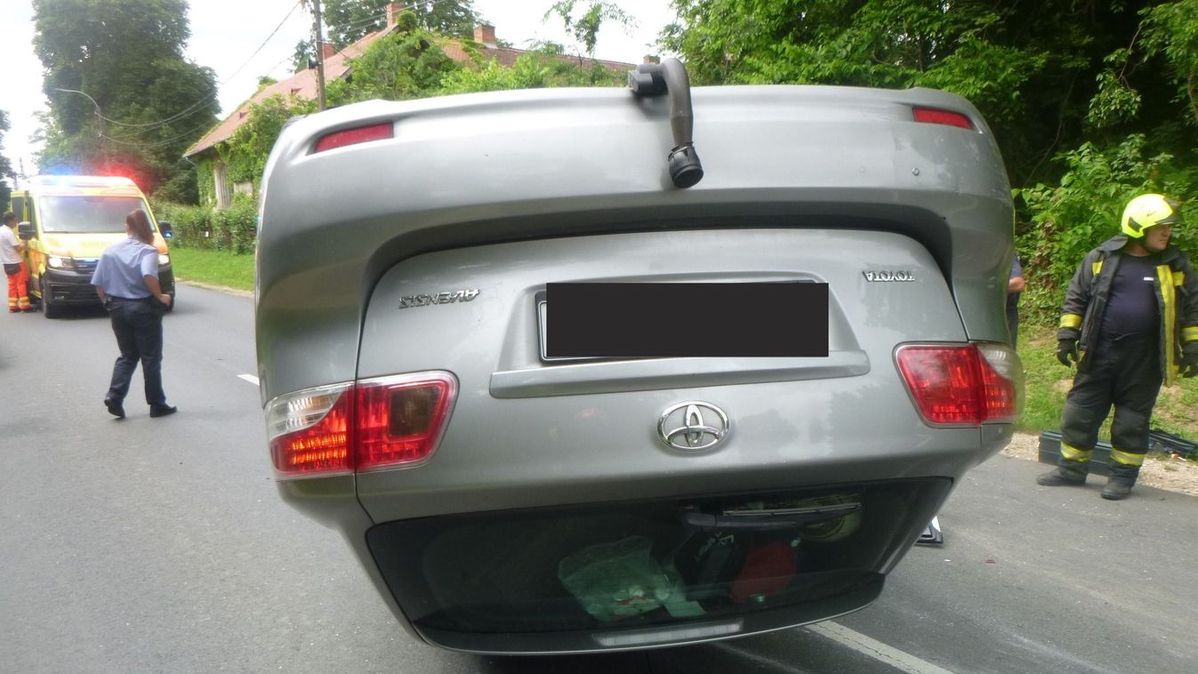 Fejtetőre állt egy kocsi Bárdudvarnoknál+FOTÓKKAL!