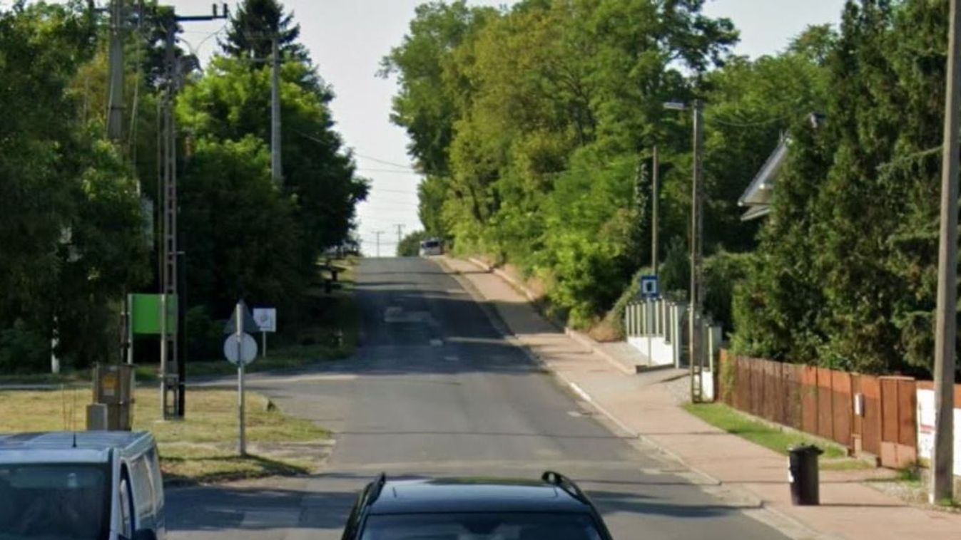 Villanyoszlopnak hajtott egy autó Zamárdiban