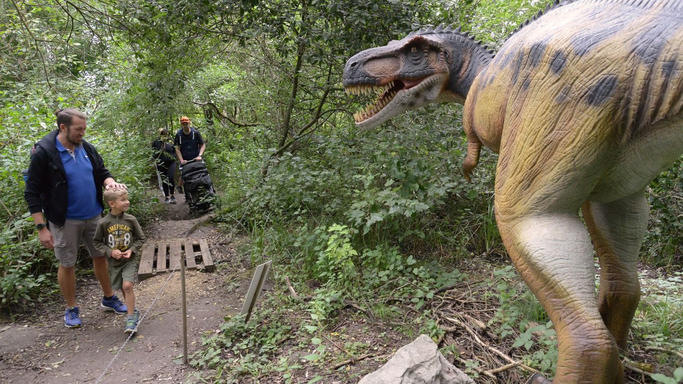 Őslények őrzik a kereki romvárat, imádják a turisták