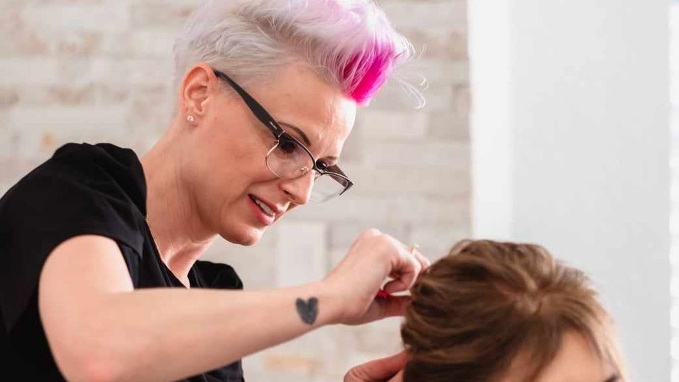 A lelkét is belefonja hajkölteményeibe Velner Ágnes