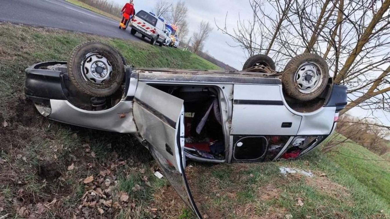 Árokba hajtott egy autó