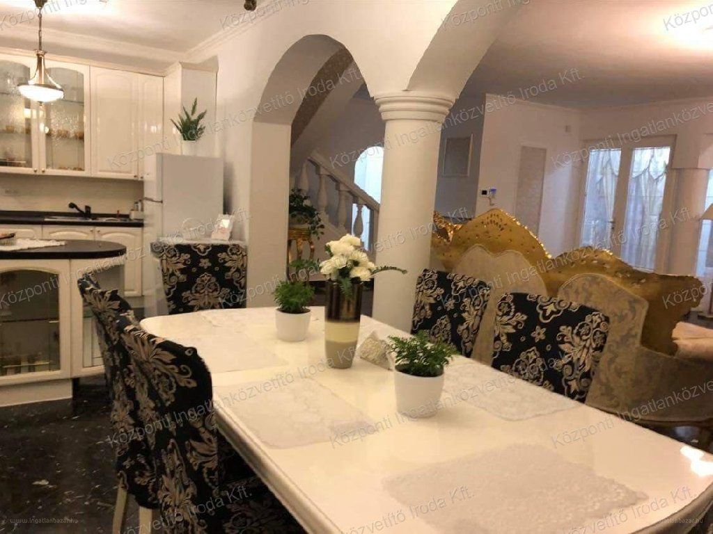 274 négyzetméter elég lesz? Akkor irány Balatonkiliti!