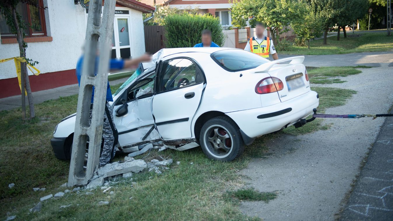 Villanyoszlopnak hajtott a sofőr, félpályán halad a forgalom