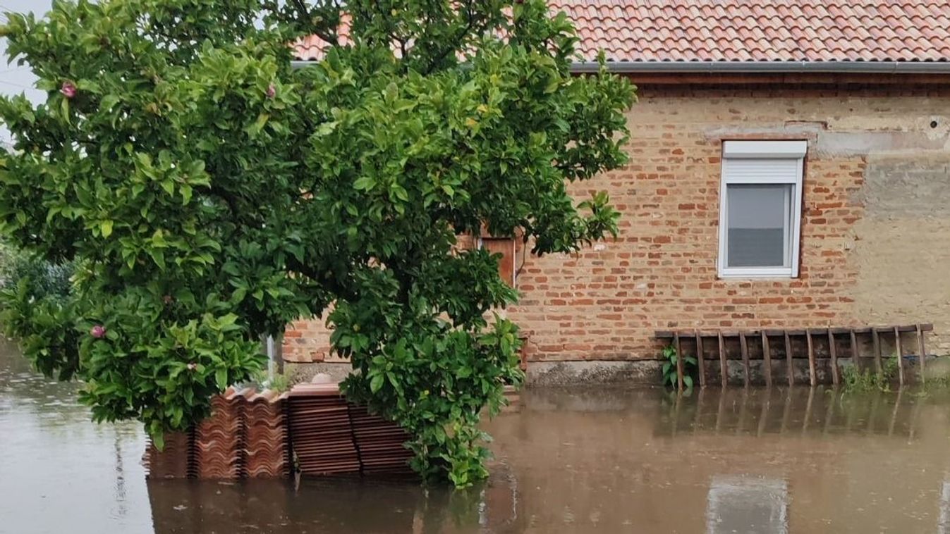 Kritikus a helyzet, házakat is veszélyeztet a víz Jákóban az esőzés miatt