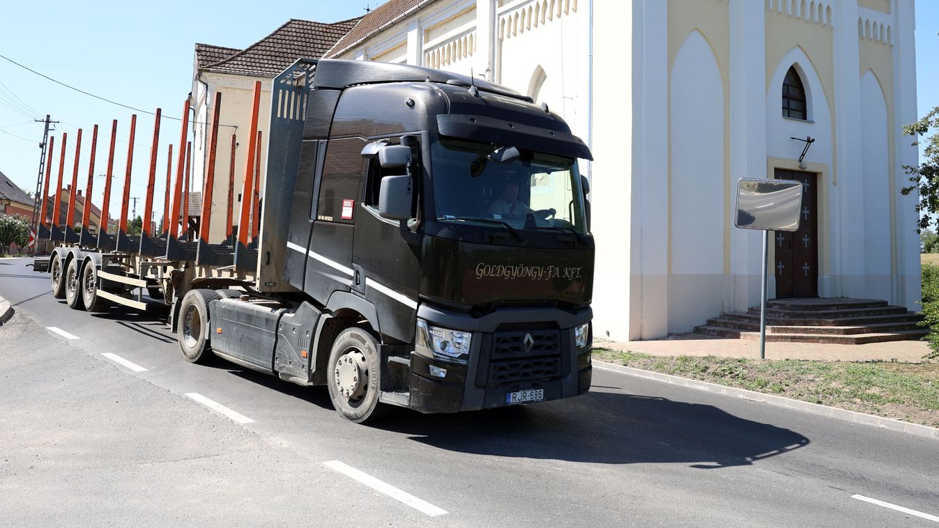 Kamionok robognak át a falun, amióta felújítptták az utat