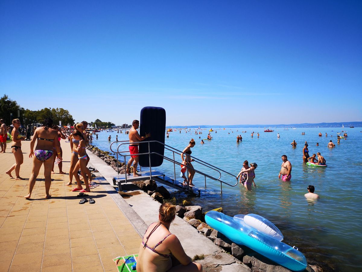 A balatoni strandok forgalma visszaesett a hűvös nyár miatt