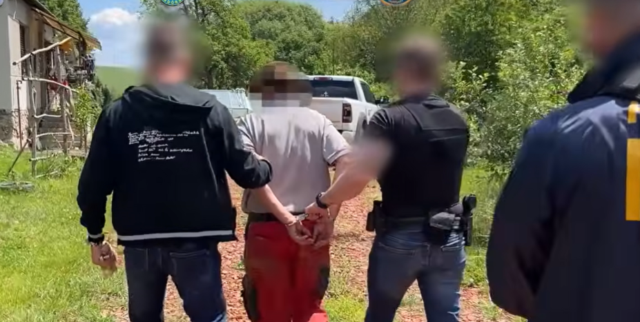 Nagy erőkkel vonultak a készenlétis rendőrök az eldugott faluba egy ...